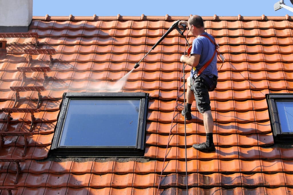 Dak ontmossen: zelf doen of laten doen? [prijs + werkwijze]